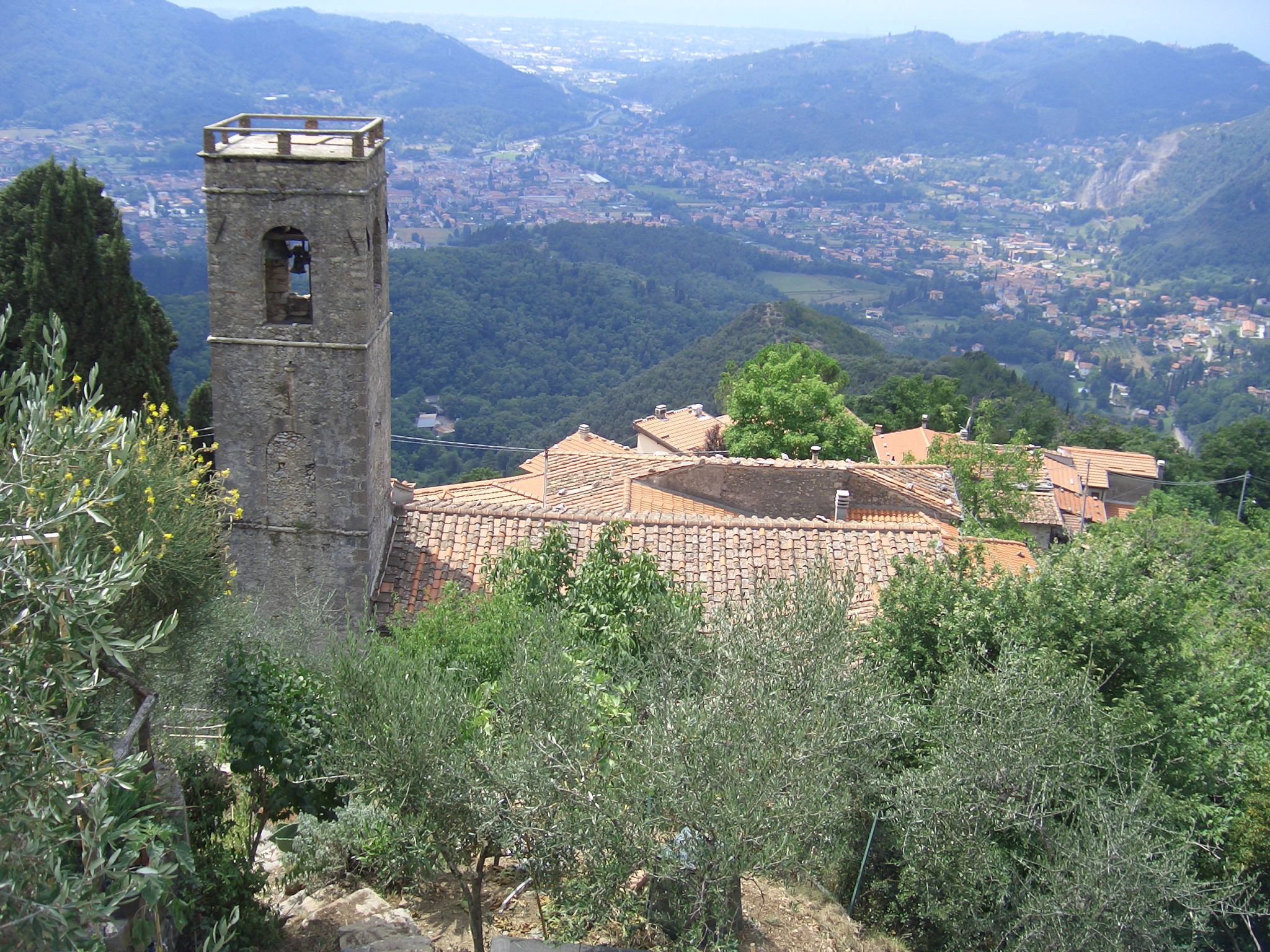 Blick über die Kirche S. Maria Assunta in Metato, Italy